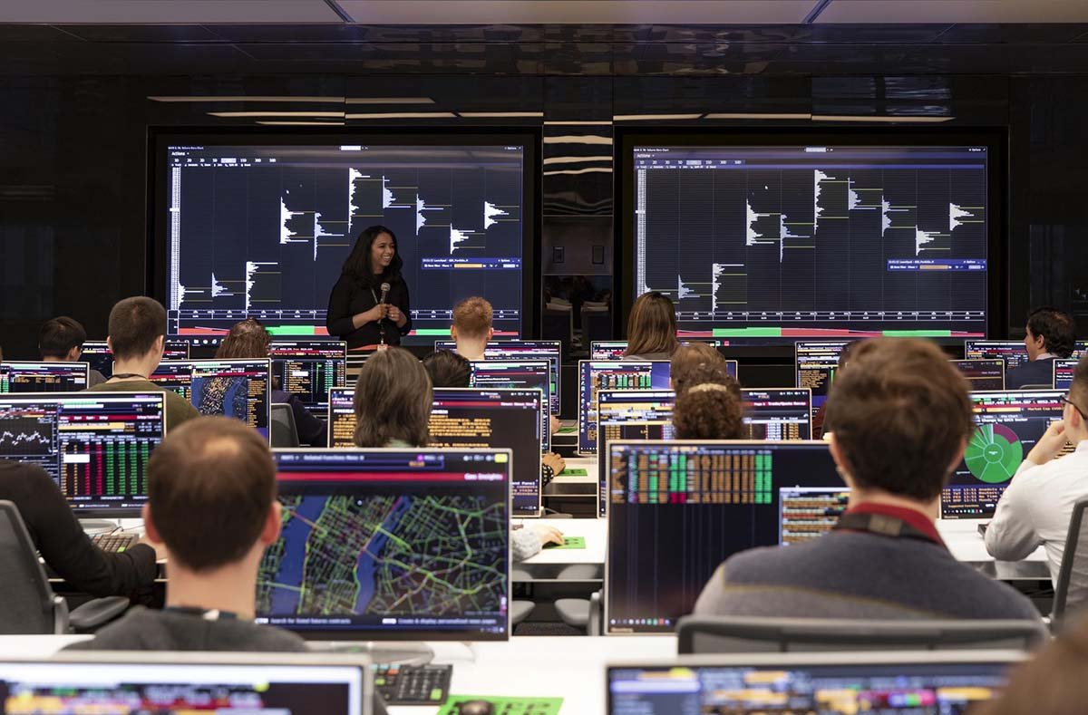 블룸버그 경쟁력 원천은 6천명 엔지니어 - PINT